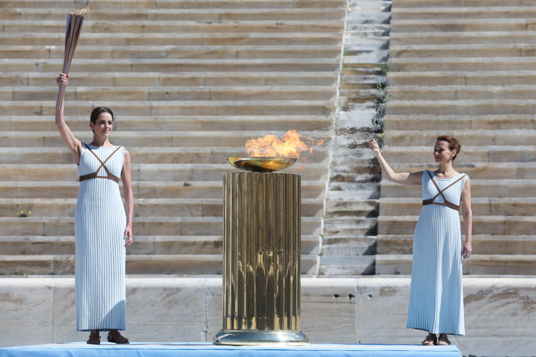 Παραδόθηκε «κεκλεισμένων των θυρών» στο Καλλιμάρμαρο η Ολυμπιακή Φλόγα ...