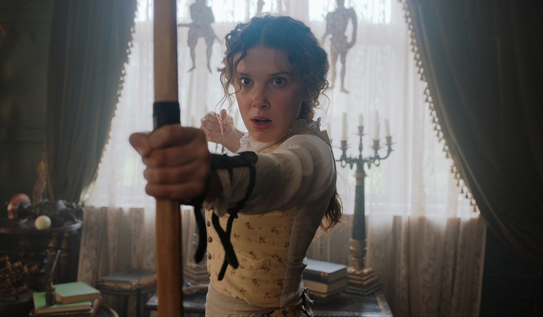 «Ενόλα Χολμς»: Η Μίλι Μπόμπι Μπράουν ενσαρκώνει τη μικρή αδερφή του Σέρλοκ Χολμς στο Netflix ...