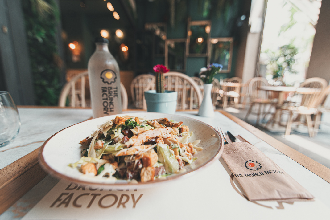 Τhe Brunch Factory: Ο instagrammable κήπος στην Αθηνάς που θέλει να ...