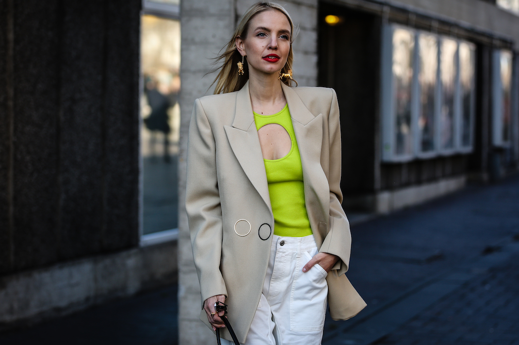 Το feminine neckline που κάνει τα τοπ της σεζόν να δείχνουν πιο κομψά ...