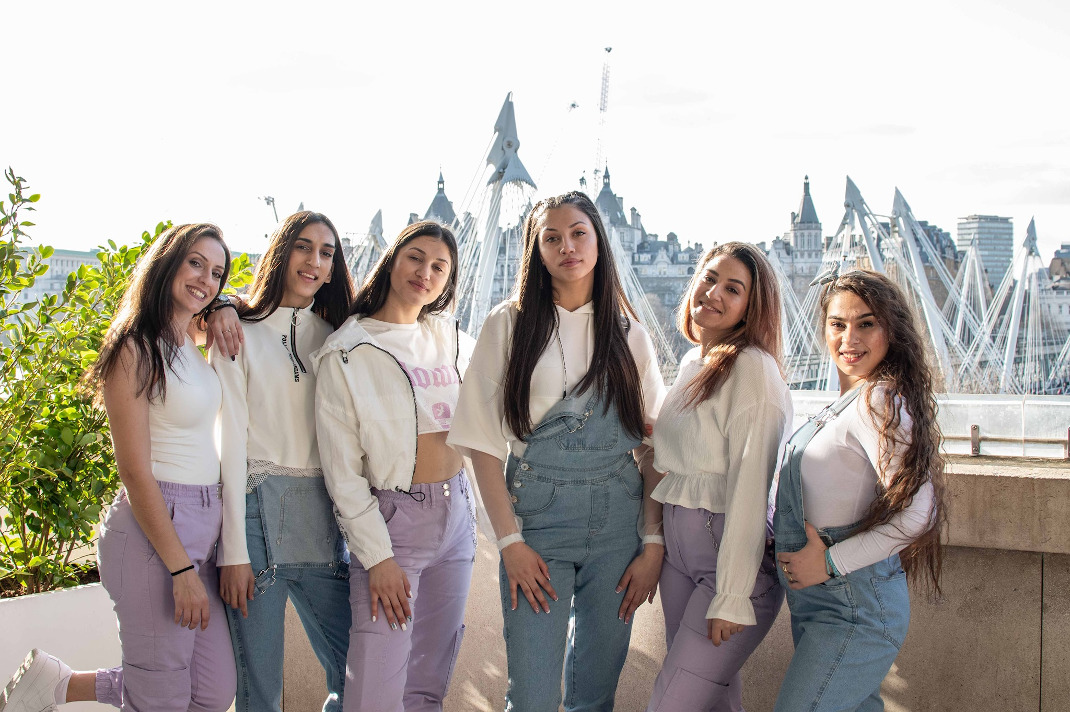 Pretty Loud: Το πρώτο γυναικείο συγκρότημα Ρομά στον κόσμο σπάει τα ...