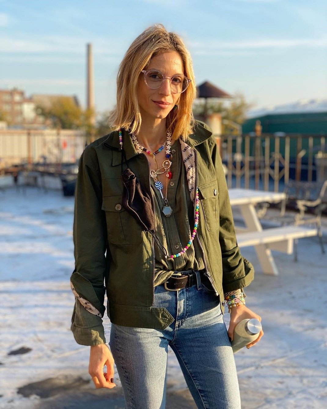 Style inspo: Η Σοφία Καρβέλα φόρεσε τον πιο cool συνδυασμό με τζιν και ...