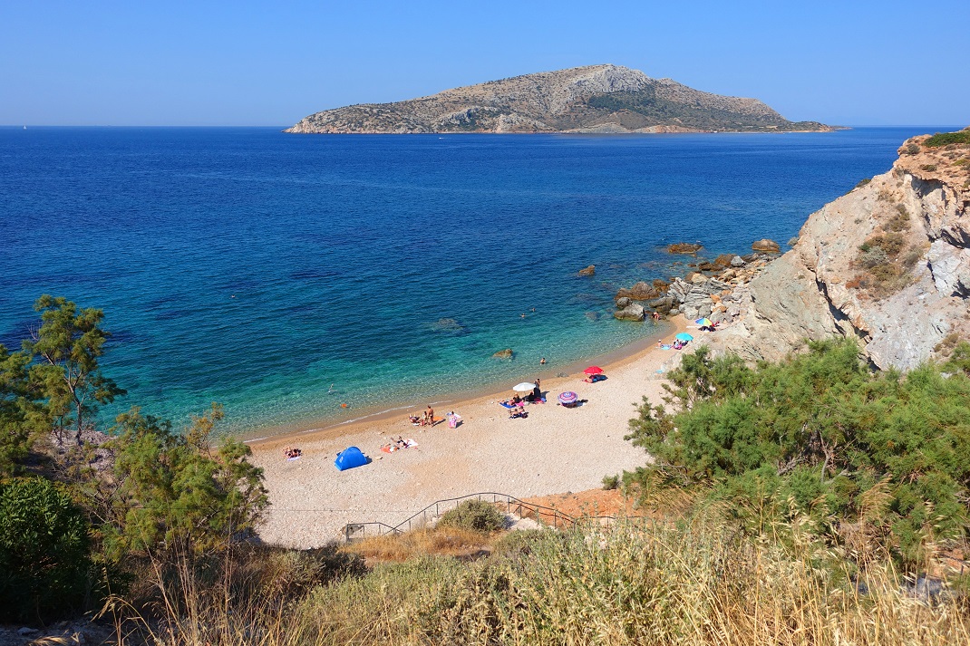 Η παραλία με τα καταγάλανα νερά, σαν από κυκλαδίτικο νησί, λίγο έξω από ...