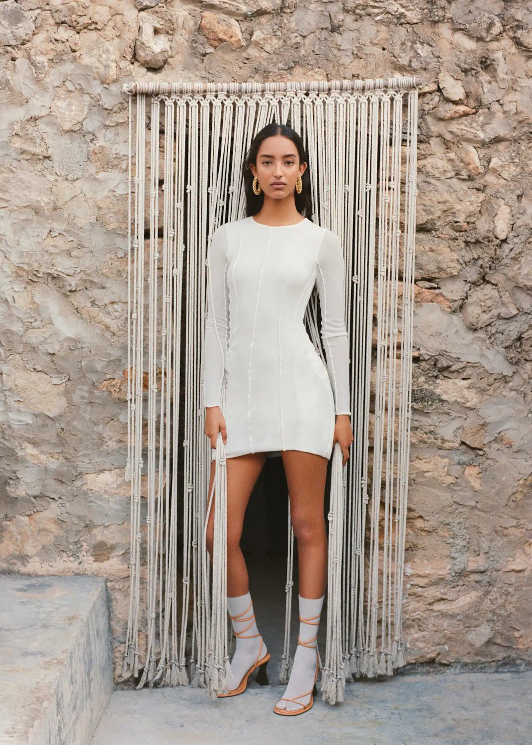 Η μίντι φούστα από τα Mango σε απόχρωση dusty pink θα κάνει τα looks ...