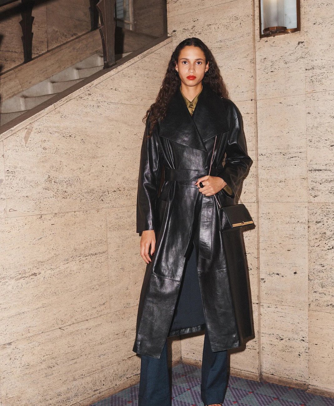 H κλασική δερμάτινη τσάντα από τα Massimo Dutti που θα κρατήσεις για ...