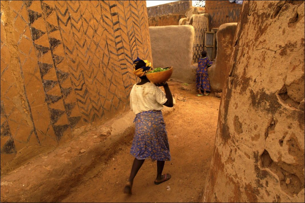 Οι γυναίκες της αφρικανικής φυλής Kassena κοσμούν τα πήλινα σπίτια τους ...