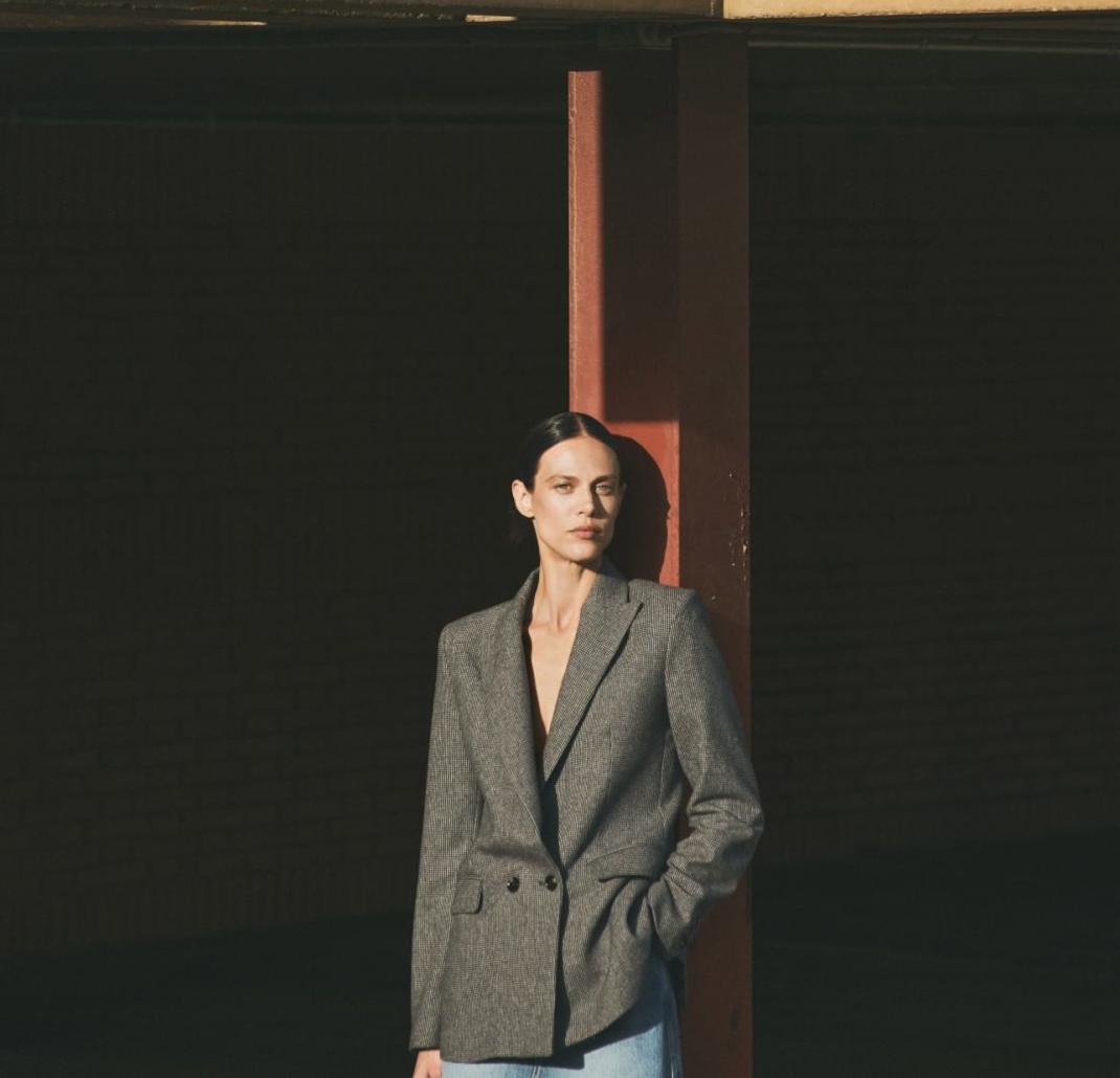 Το ψηλόμεσο mom τζιν από τα Mango θα γίνει η «βάση» για κάθε στιλάτο ντύσιμό σου | BOVARY