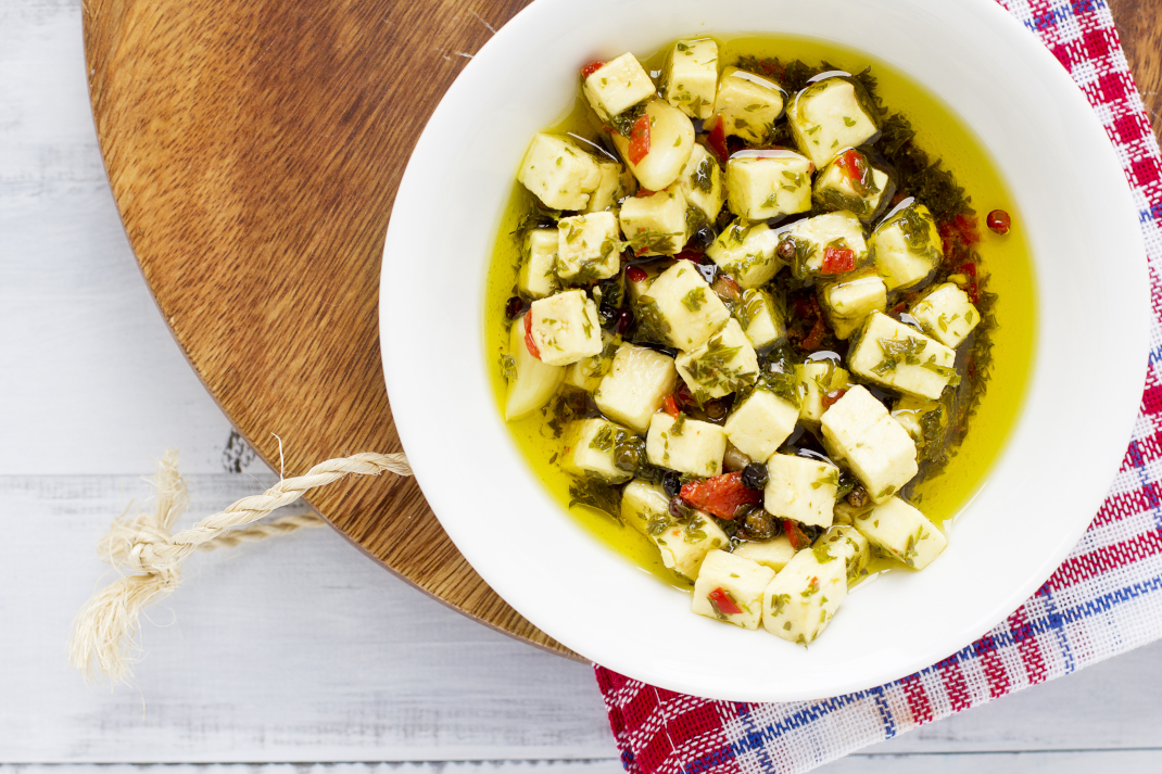 Μαριναρισμένη φέτα με λιαστή ντομάτα και βασιλικό | BOVARY