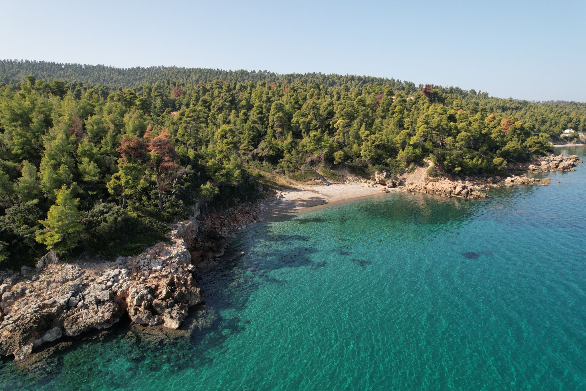 Η εκπληκτική παραλία των Ελληνικών με το νησάκι του Αγίου Νικολάου | BOVARY