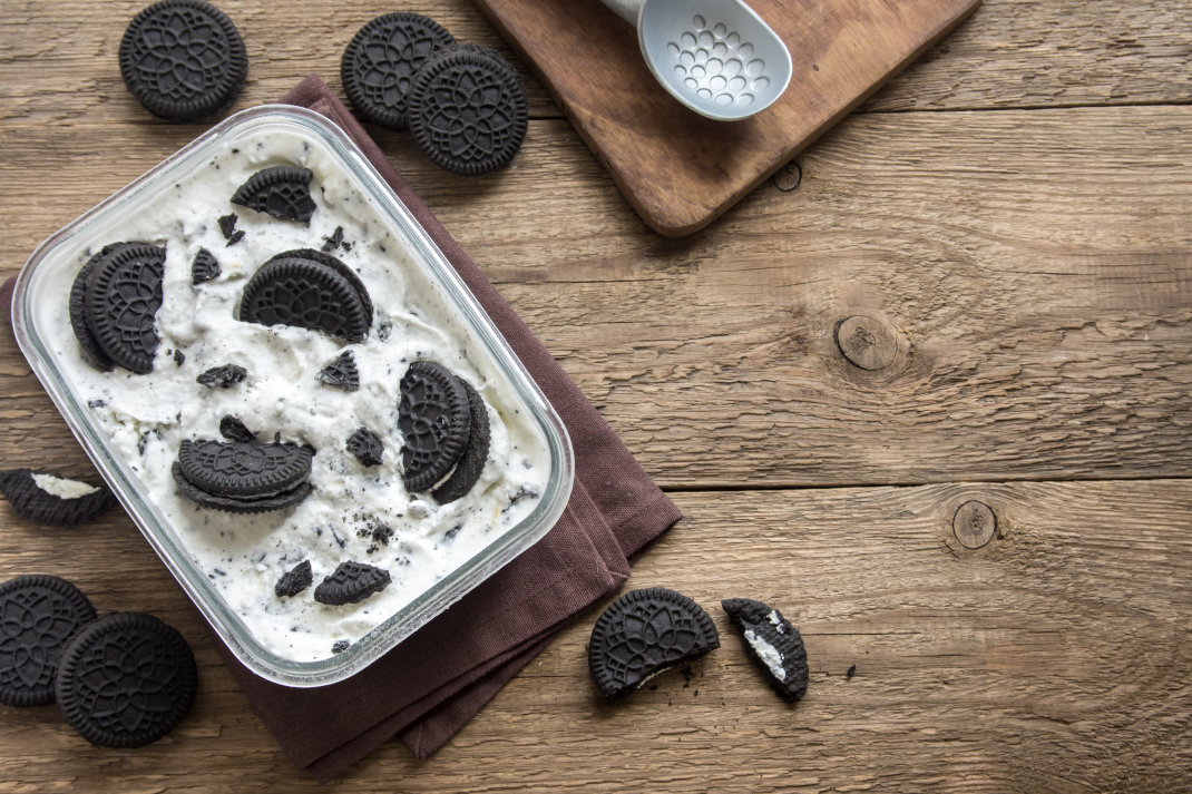 Εύκολο παγωτό με μπισκότα Oreo χωρίς παγωτομηχανή -Με μόλις 3 υλικά | BOVARY