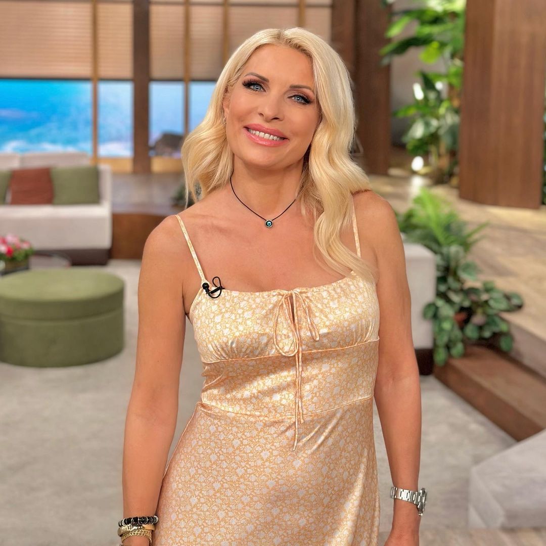 Η Ελένη Μενεγάκη με slip dress σε ροδακινί απόχρωση -Το φόρεμα που θα ...