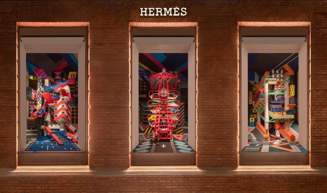 H εντυπωσιακή βιτρίνα του οίκου Hermès στη Σαγκάη -Με πολύχρωμες ...