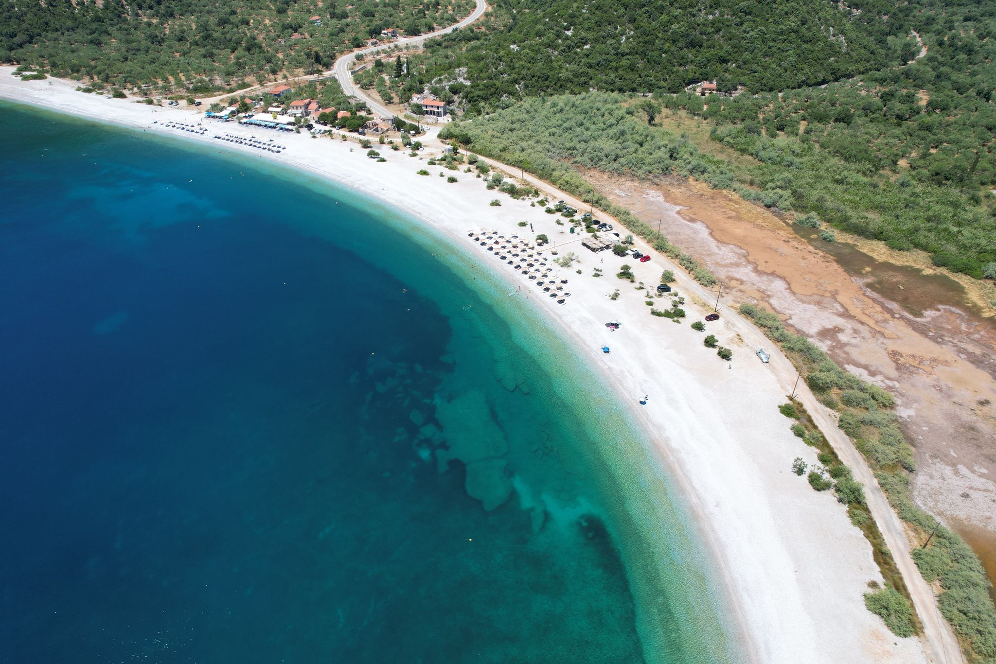 Στην Πελοπόννησο, σε μια από τις ομορφότερες παραλίες με γαλαζοπράσινα ...