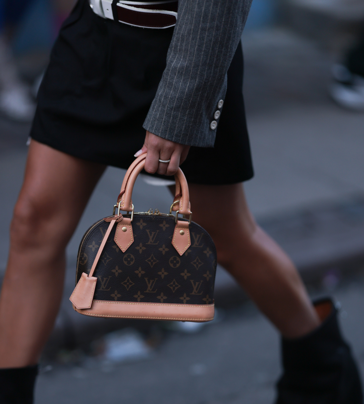 Alma bag: H ιστορία της εμβληματικής τσάντας της Louis Vuitton -Η Coco ...