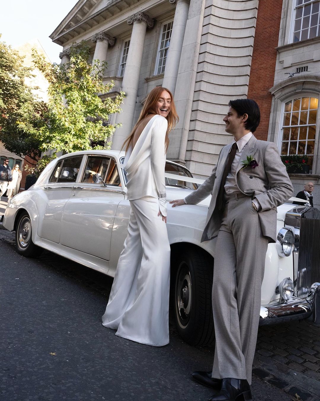 Harris Reed: Ο καλλιτεχνικός διευθυντής της Nina Ricci παντρεύτηκε με εξώπλατο και μποτάκια | BOVARY