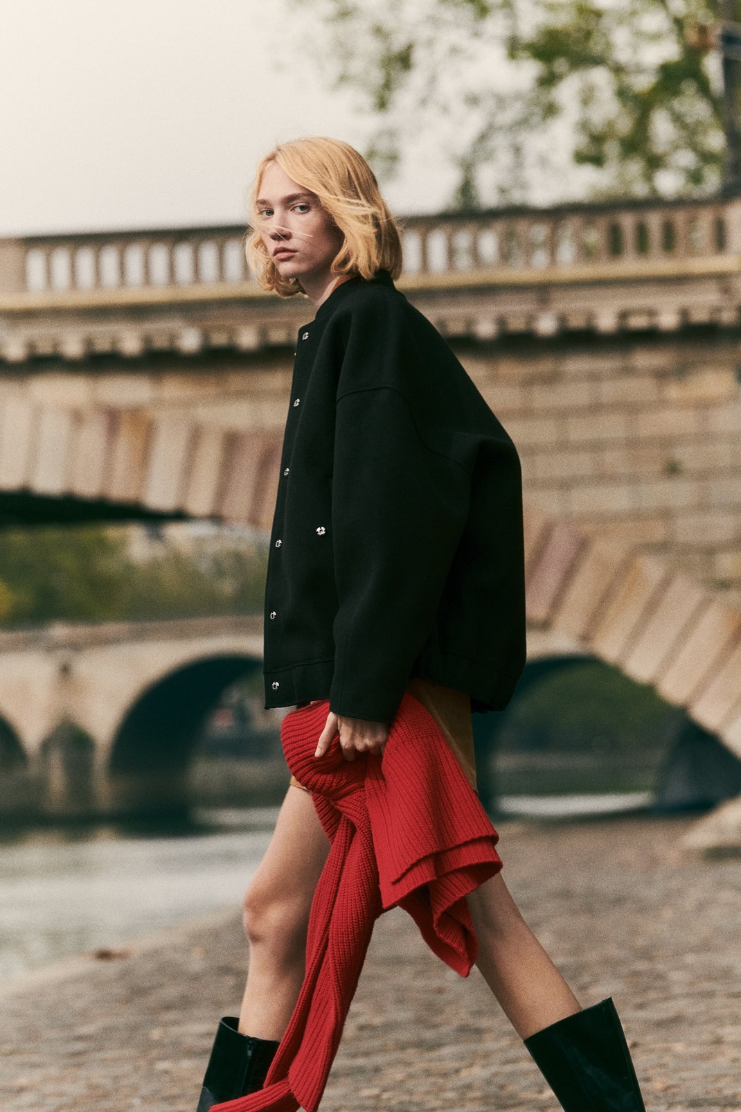 Η στιλάτη μαύρη τσάντα από τα Zara που κοστίζει κάτω από 20 ευρώ -Τέλεια για όλη μέρα | BOVARY