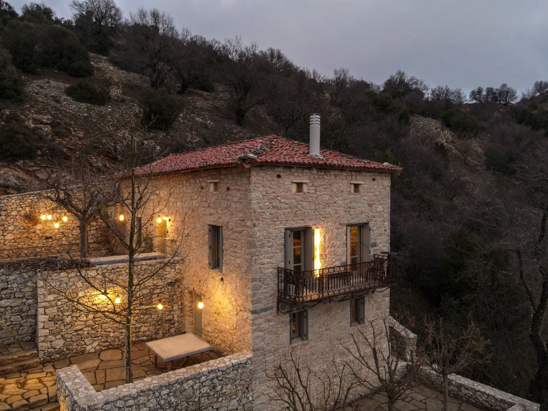 Ένας ντιζαϊνάτος παραδοσιακός ξενώνας, «κρυμμένος» στο πιο ορεινό χωριό ...
