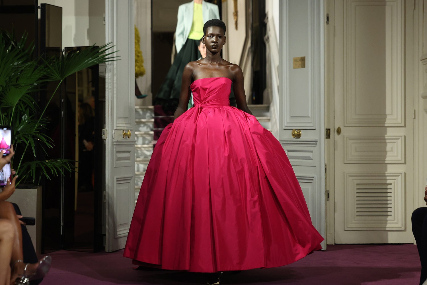 Valentino: Η S/S '24 couture collection είναι μια «βουτιά» στο ...