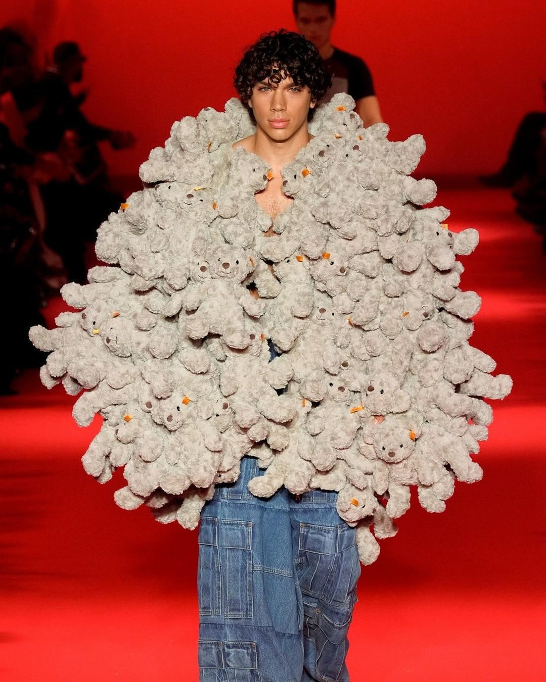 Elias Becker: Ποιο είναι το 24χρονο μοντέλο με το τεράστιο παλτό - όλο αρκουδάκια- που μαγνήτισε ...