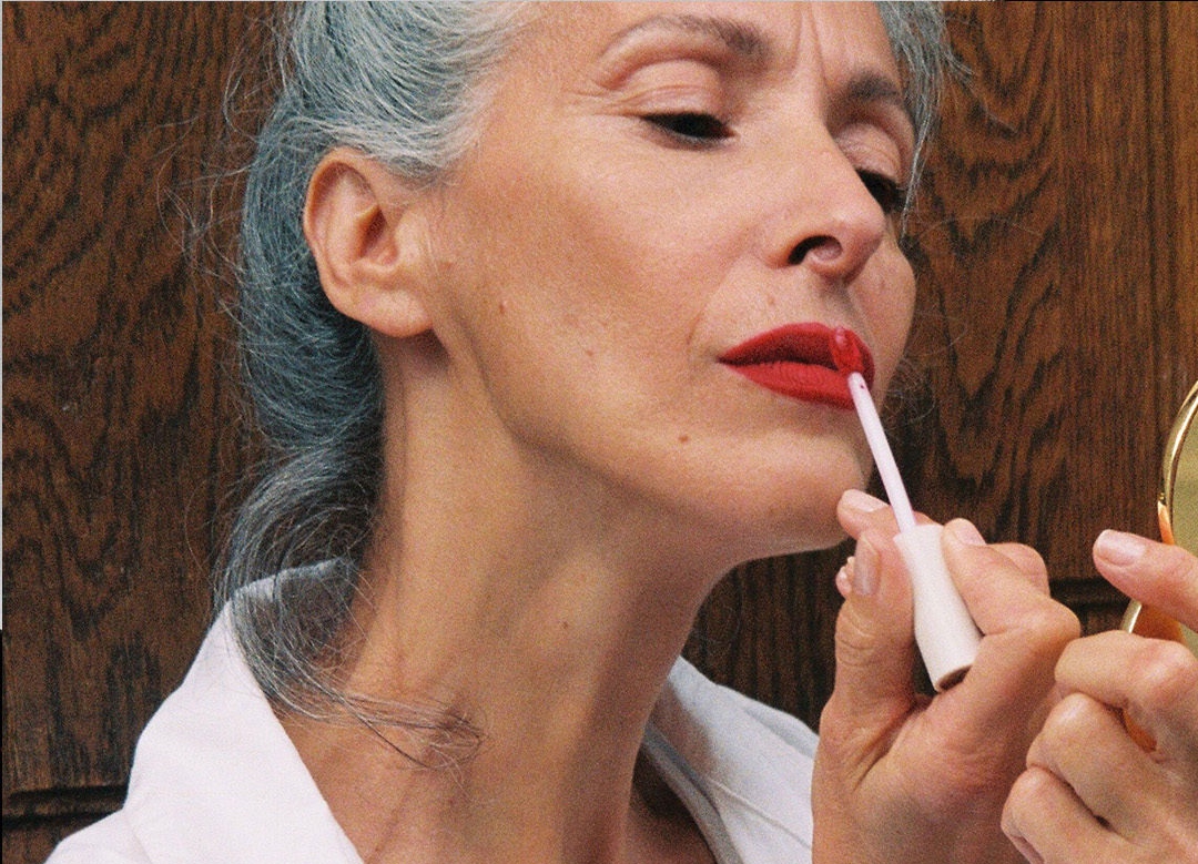 Πώς να κάνετε ένα κολακευτικό μακιγιάζ ματιών στα 60 σας: Βήμα-βήμα τα μυστικά | BOVARY