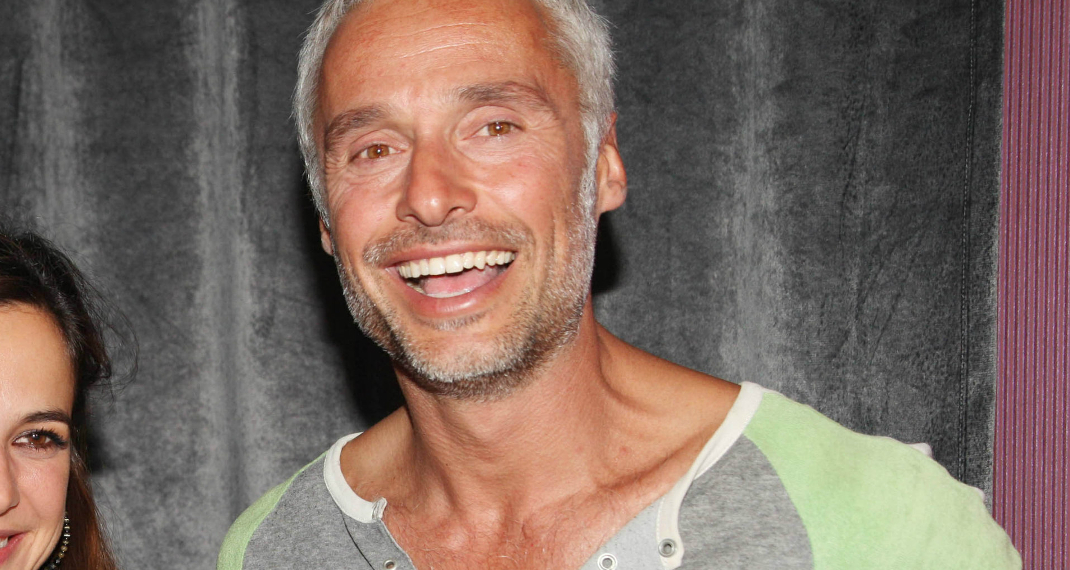 Σπάνιο κλικ -Ο Αντώνης Φραγκάκης φωτογραφίζεται ως μοντέλο στη Μύκονο ...