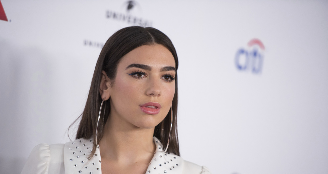 Η Dua Lipa ποζάρει με το πιο σέξι μαγιό του καλοκαιριού και μας δείχνει ...
