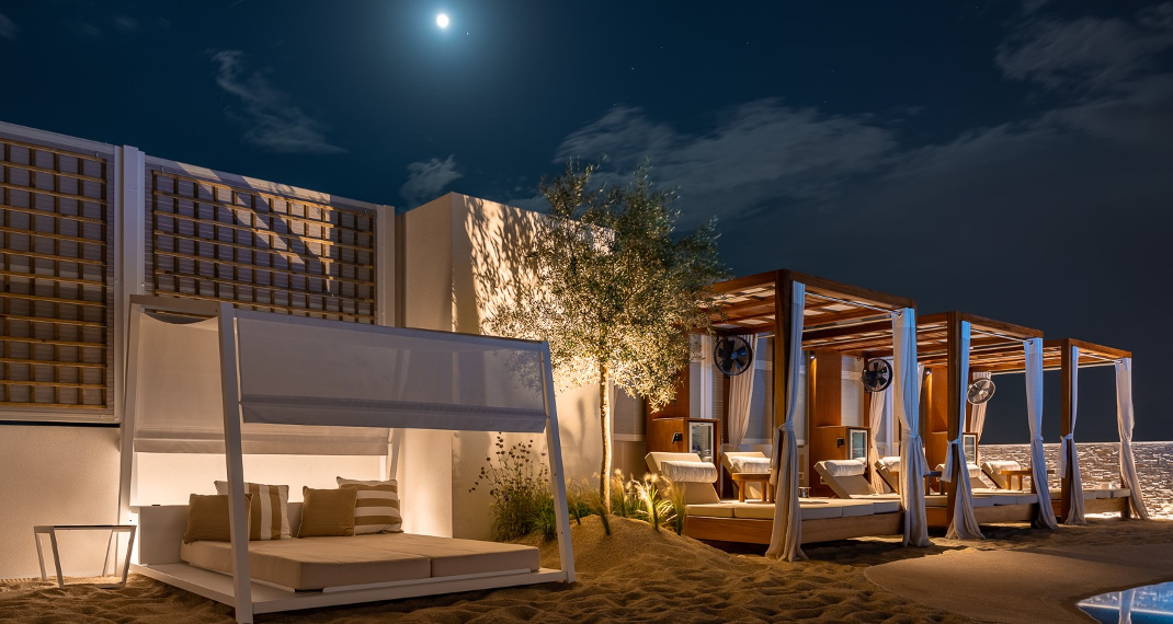 «Mavili Beach»: Η πλατεία Μαβίλη απέκτησε τη δική της «παραλία» -Σαν να ...