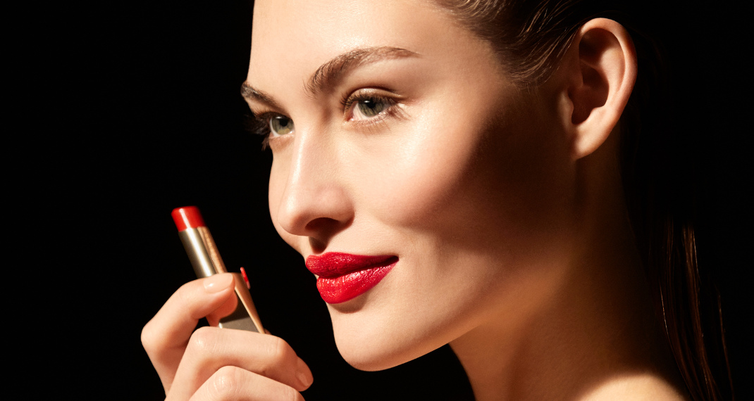 Yπάρχει λόγος για τον εθισμό στο κραγιόν Pure Color Desire Rouge Excess ...