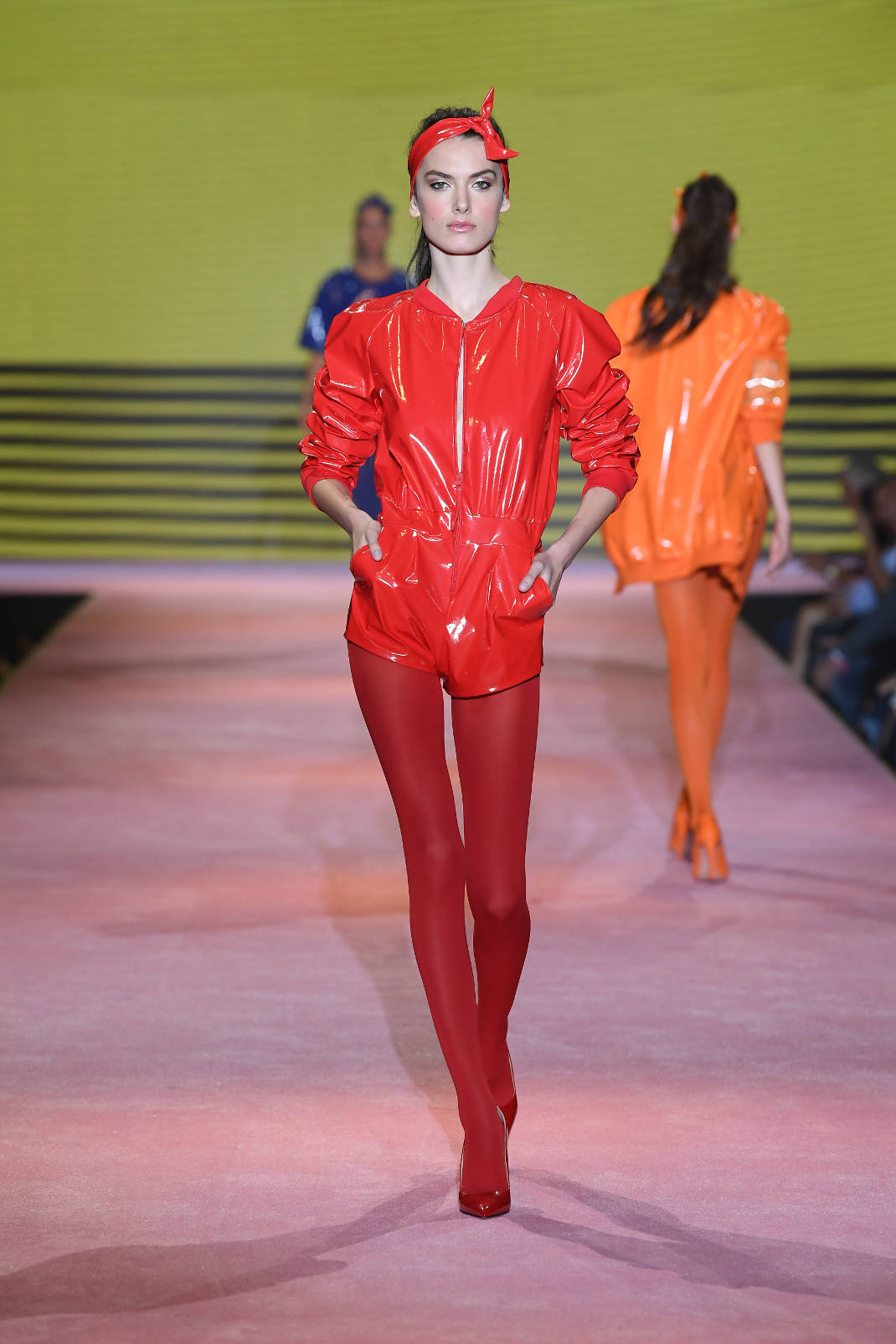 Η θεαματική επάνοδος του καλσόν -Είναι το αξεσουάρ-κλειδί της σεζόν ...