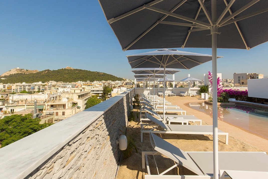 «Mavili Beach»: Η πλατεία Μαβίλη απέκτησε τη δική της «παραλία» -Σαν να ...