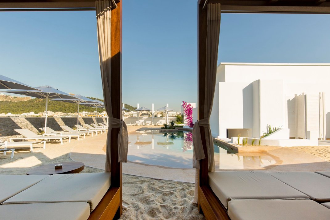 «Mavili Beach»: Η πλατεία Μαβίλη απέκτησε τη δική της «παραλία» -Σαν να ...