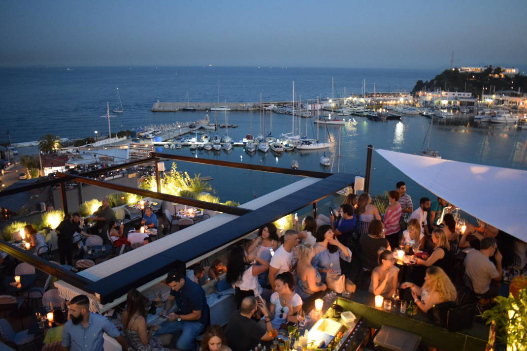 Mira Restaurant: Το μαγαζί στην Καστέλλα με την πιο ωραία θέα της πόλης ...