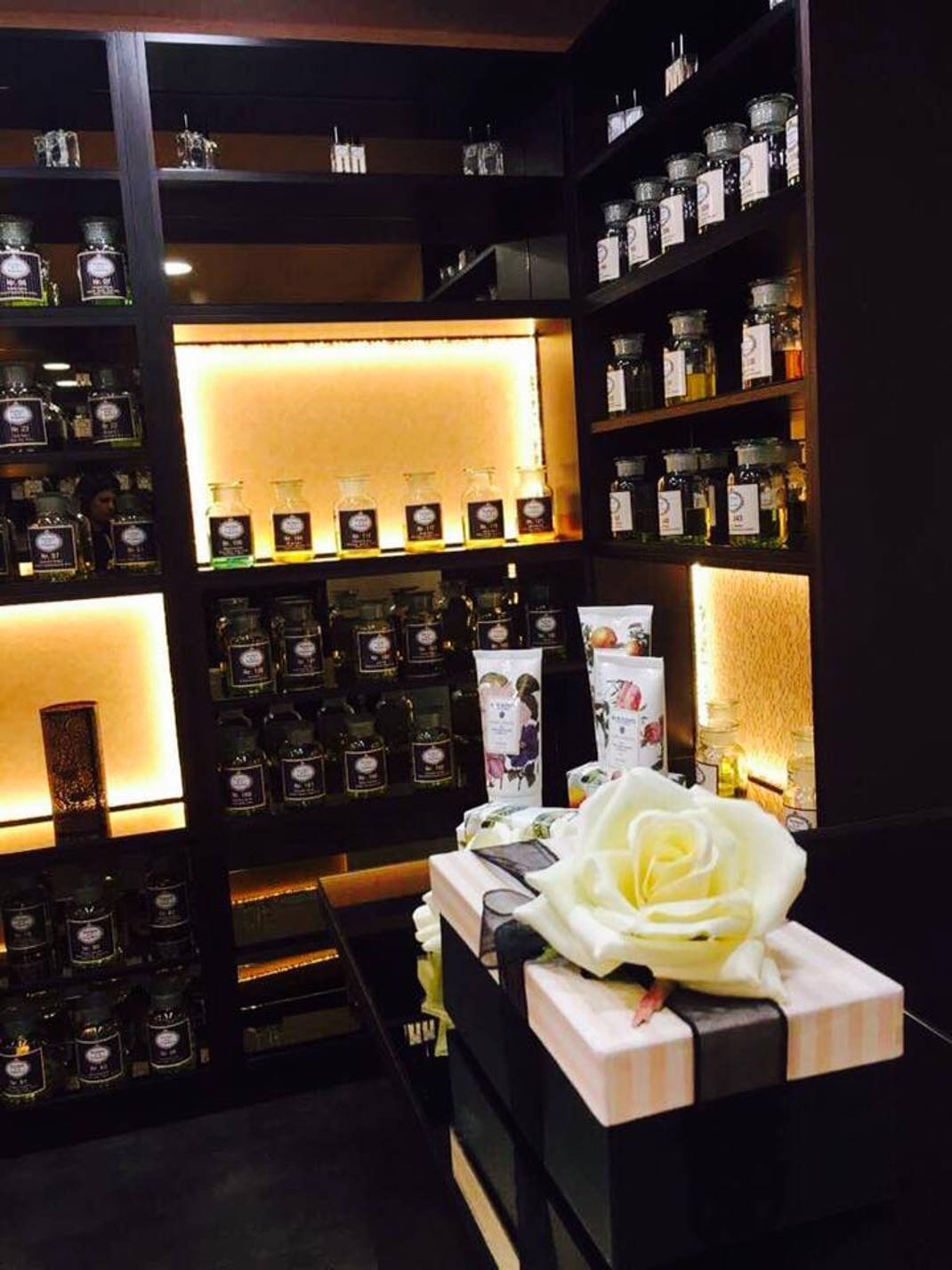 Boutique de la Parfumerie: Ο ναός του αρώματος στη Γλυφάδα | BOVARY