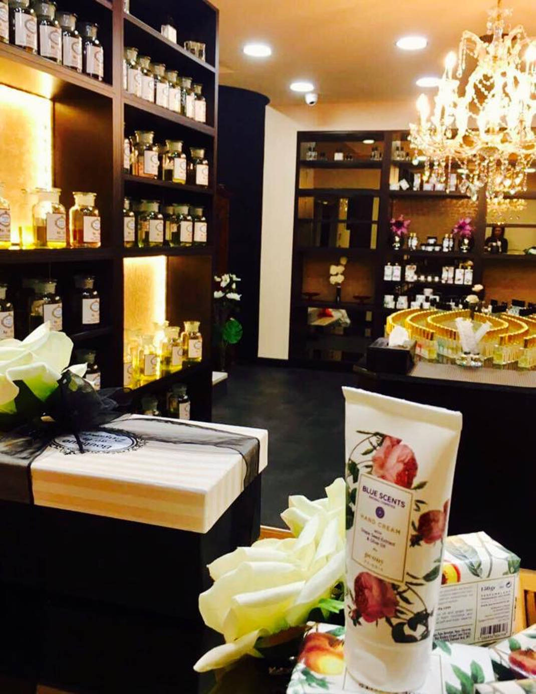 Boutique de la Parfumerie: Ο ναός του αρώματος στη Γλυφάδα | BOVARY