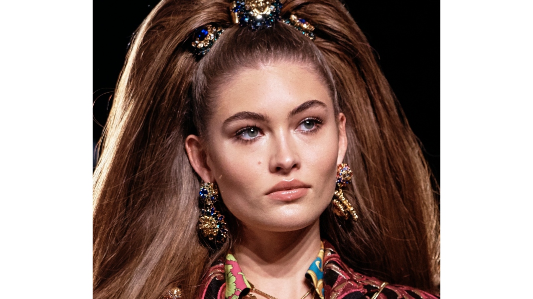 Versace Hairstyle: Τα ονειρεμένα χτενίσματα με όγκο εντυπωσίασαν στο ...