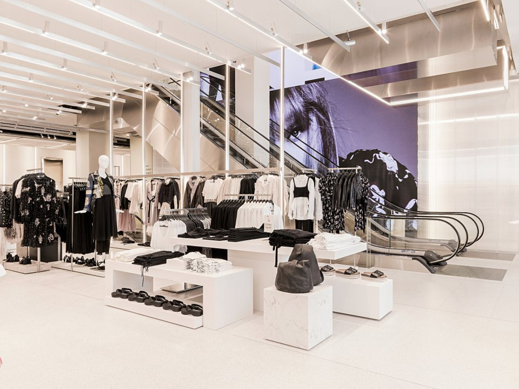 Μόλις άνοιξε το μεγαλύτερο κατάστημα ZARA στον κόσμο και είναι ο ...