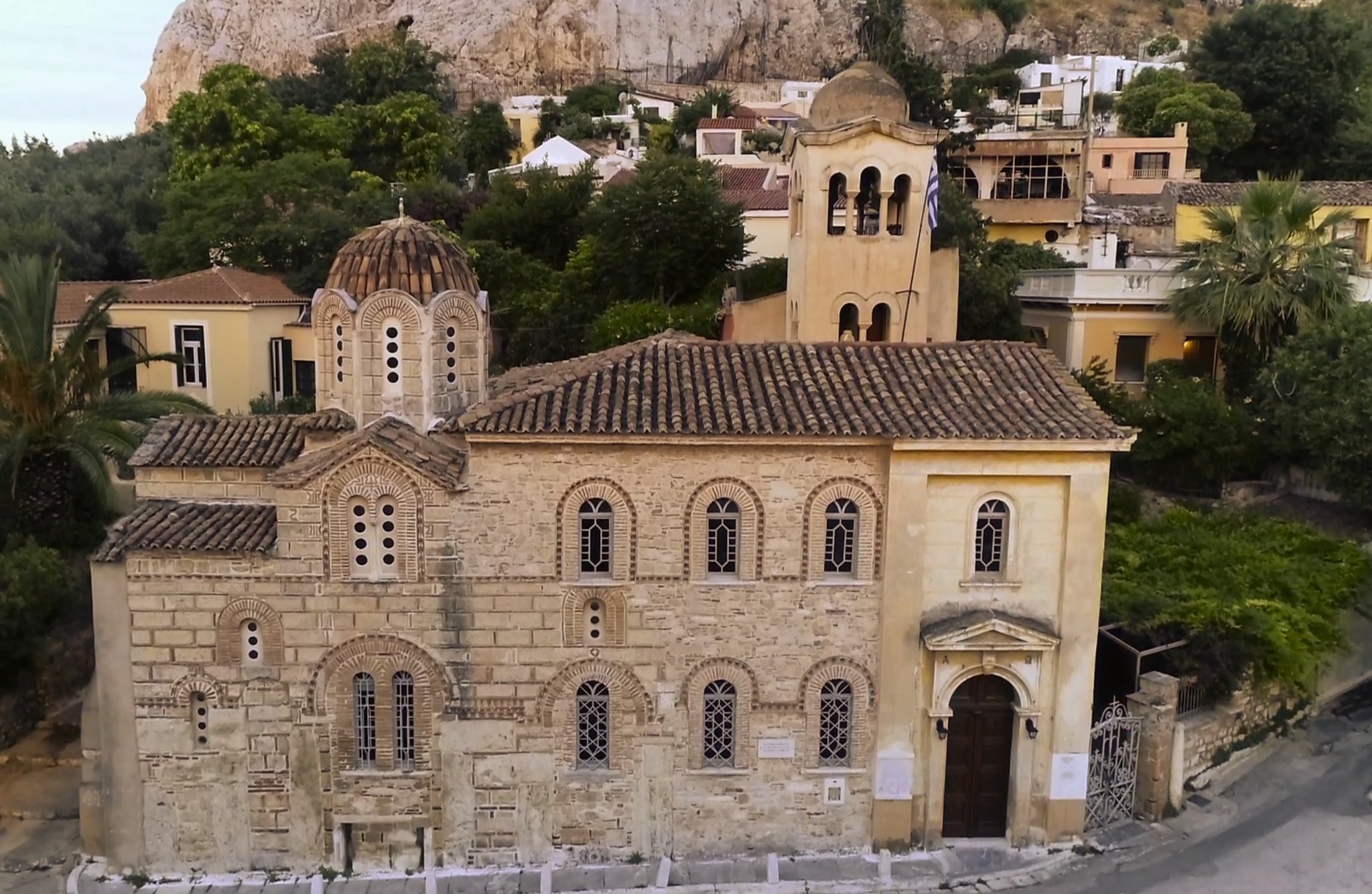Κατανυκτική ατμόσφαιρα στην πόλη: Οι πιο όμορφες εκκλησίες στην Αθήνα ...