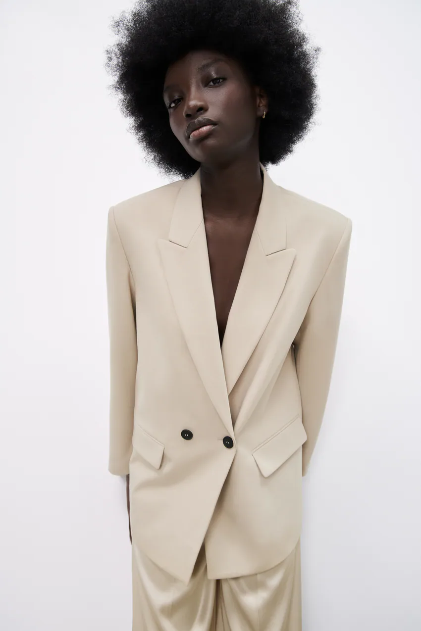 Το μπεζ σακάκι από τα Zara που θα φοράς από τώρα και όλη την άνοιξη ...