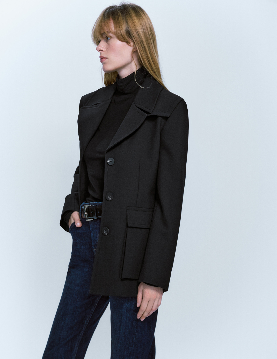 Το μαύρο blazer από τα Massimo Dutti θα δώσει ρετρό γοητεία στα looks ...