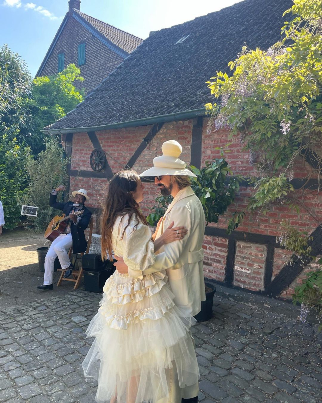 Η νύφη που παντρεύτηκε με παραμυθένιο νυφικό Simone Rocha -Με τζιν ...