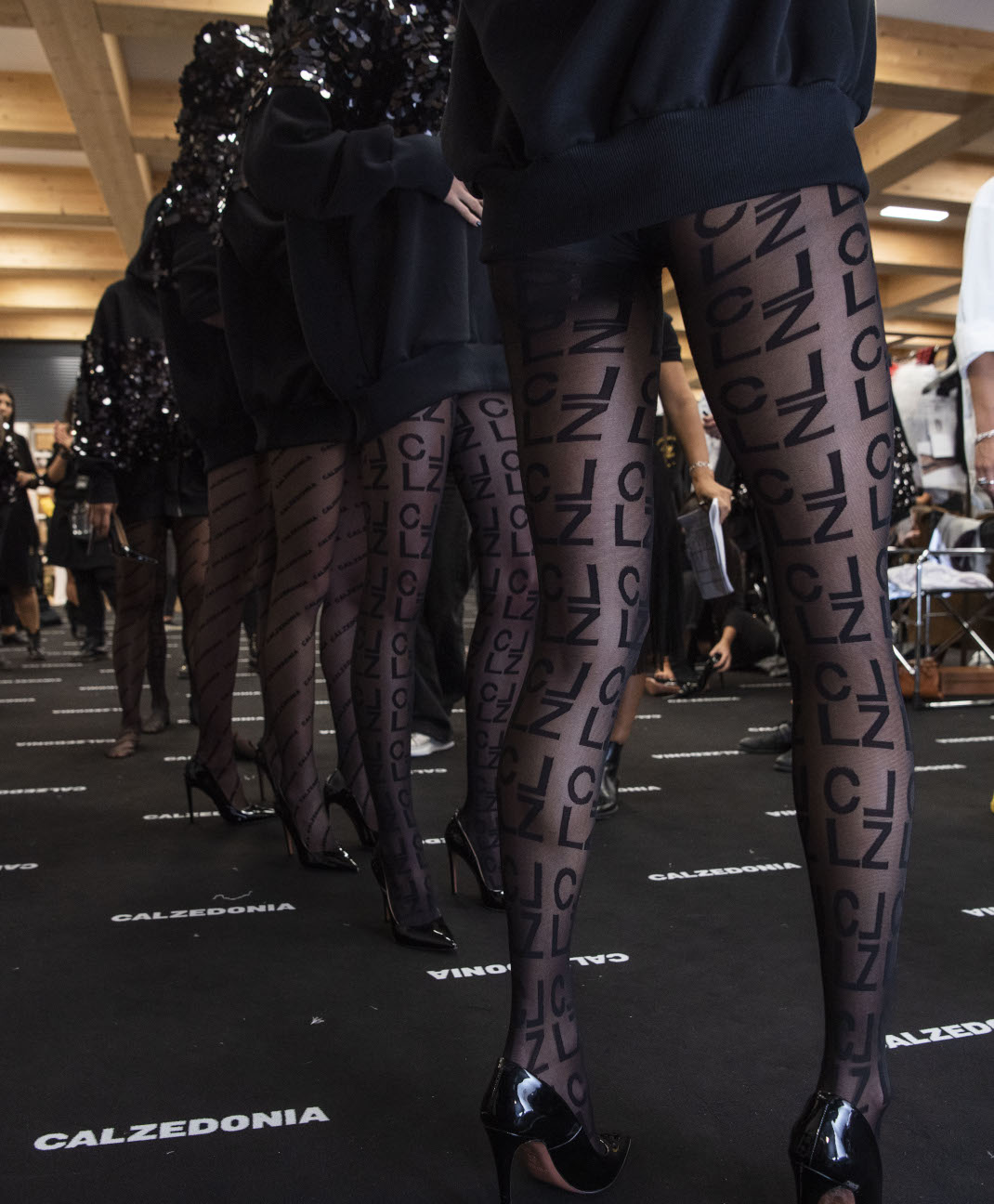 Αυτό το καλσόν είναι ο λόγος που θα φοράς μόνο φούστες το χειμώνα | BOVARY