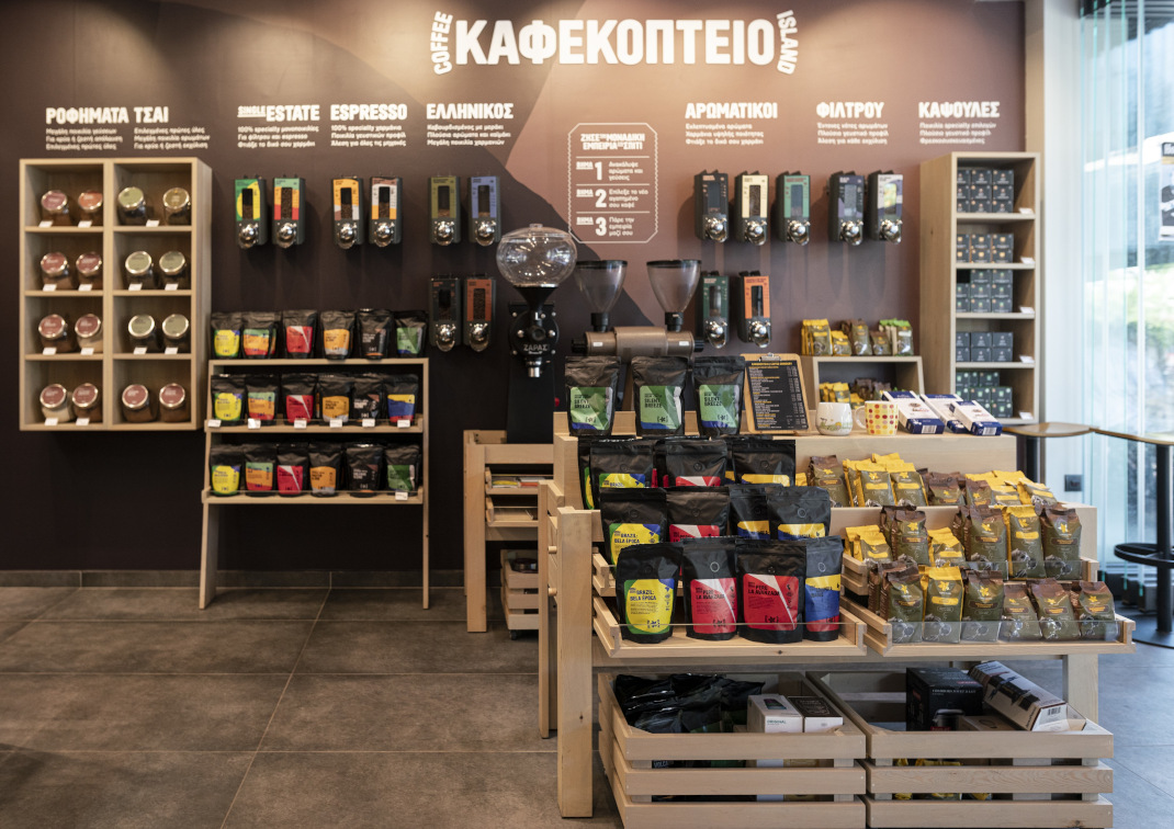 Μέσα στο πιο ενημερωμένο καφεκοπτείο της Ελλάδας, ο καφές ισορροπεί ...