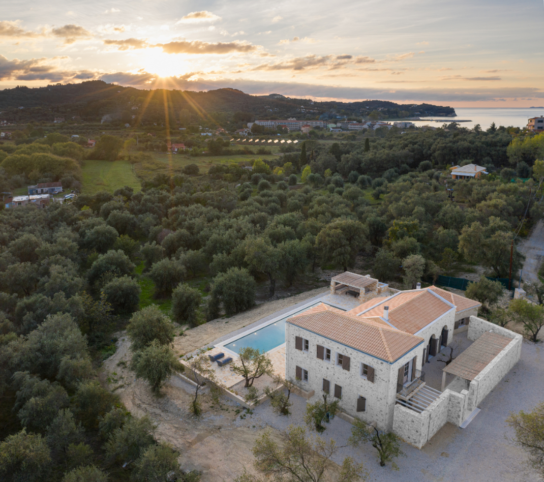 Μια εξοχική κατοικία στην Κέρκυρα ενσωματώνεται αριστοτεχνικά στο ...