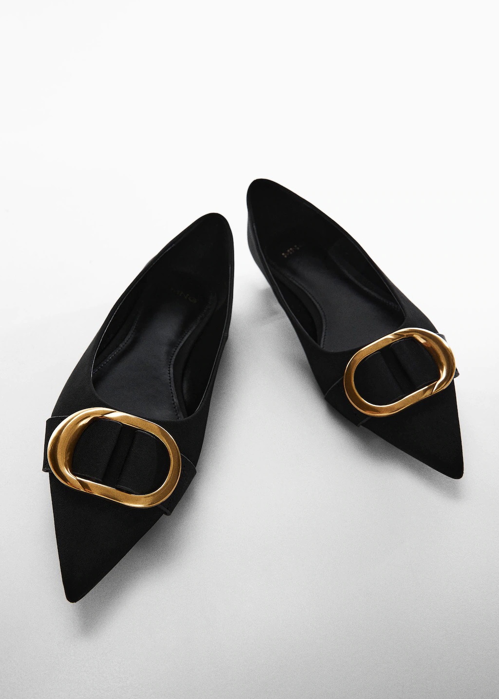 Τα κομψά φλατ από τα Mango που θα λατρέψουν οι γυναίκες άνω των 50 | BOVARY