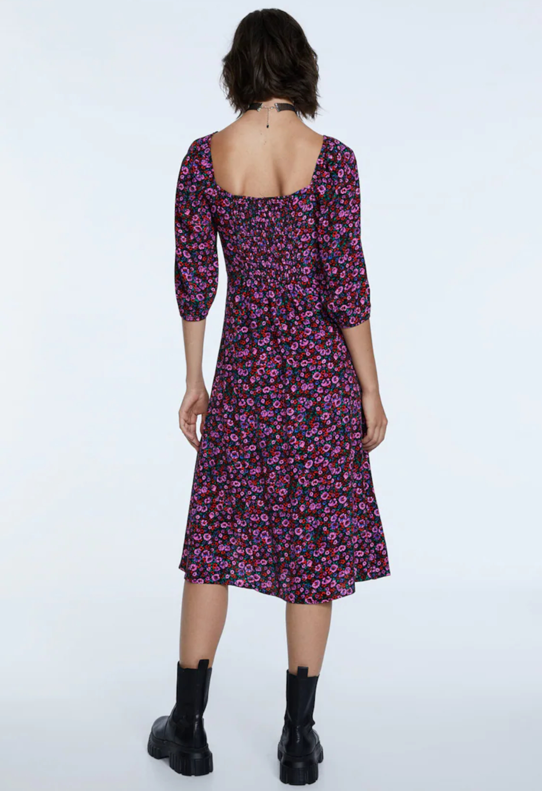 Το στιλάτο φόρεμα από τα Stradivarius θα σε πείσει να φορέσεις φλοράλ ...