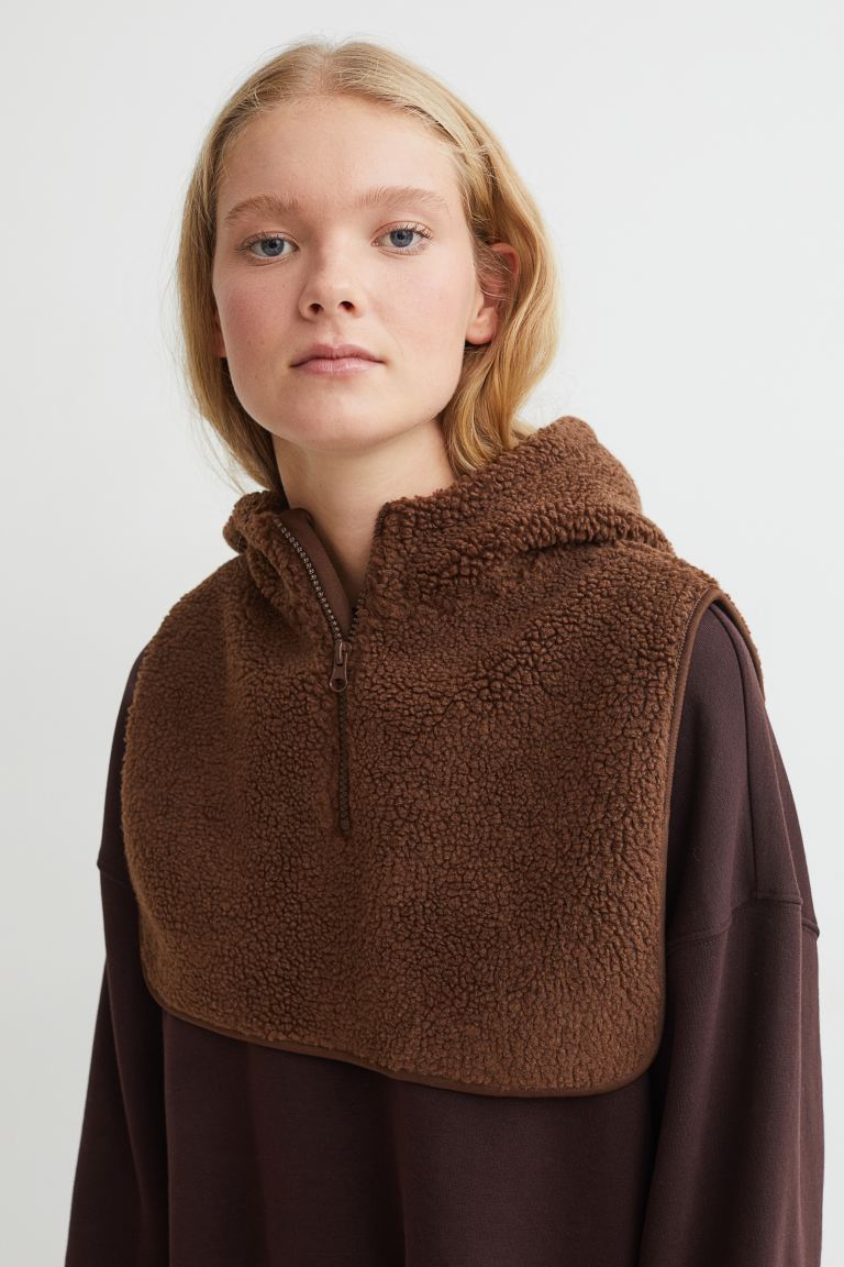 Turtleneck bibs: Η νέα τάση που θα σε ζεστάνει τις κρύες μέρες με τον ...