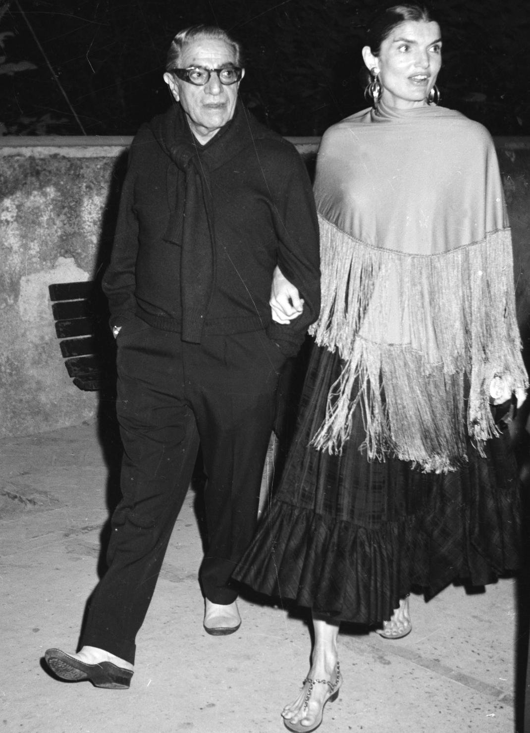 Το iconic καλοκαιρινό στιλ της Τζάκι Κένεντι -5 κομμάτια που λάτρευε να ...