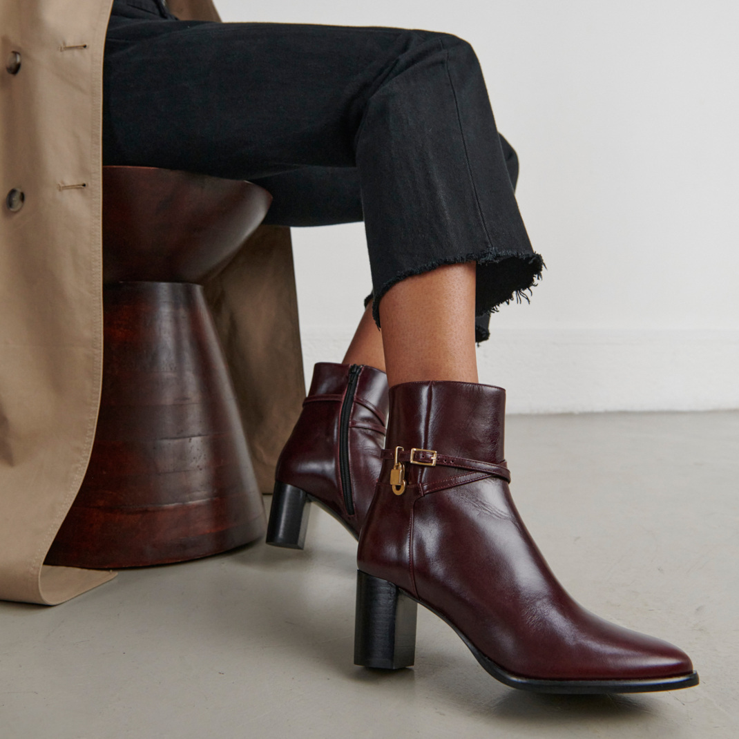 Τα βουργουνδί ankle boots από το Jonak, τo brand από το οποίο ψωνίζουν ...