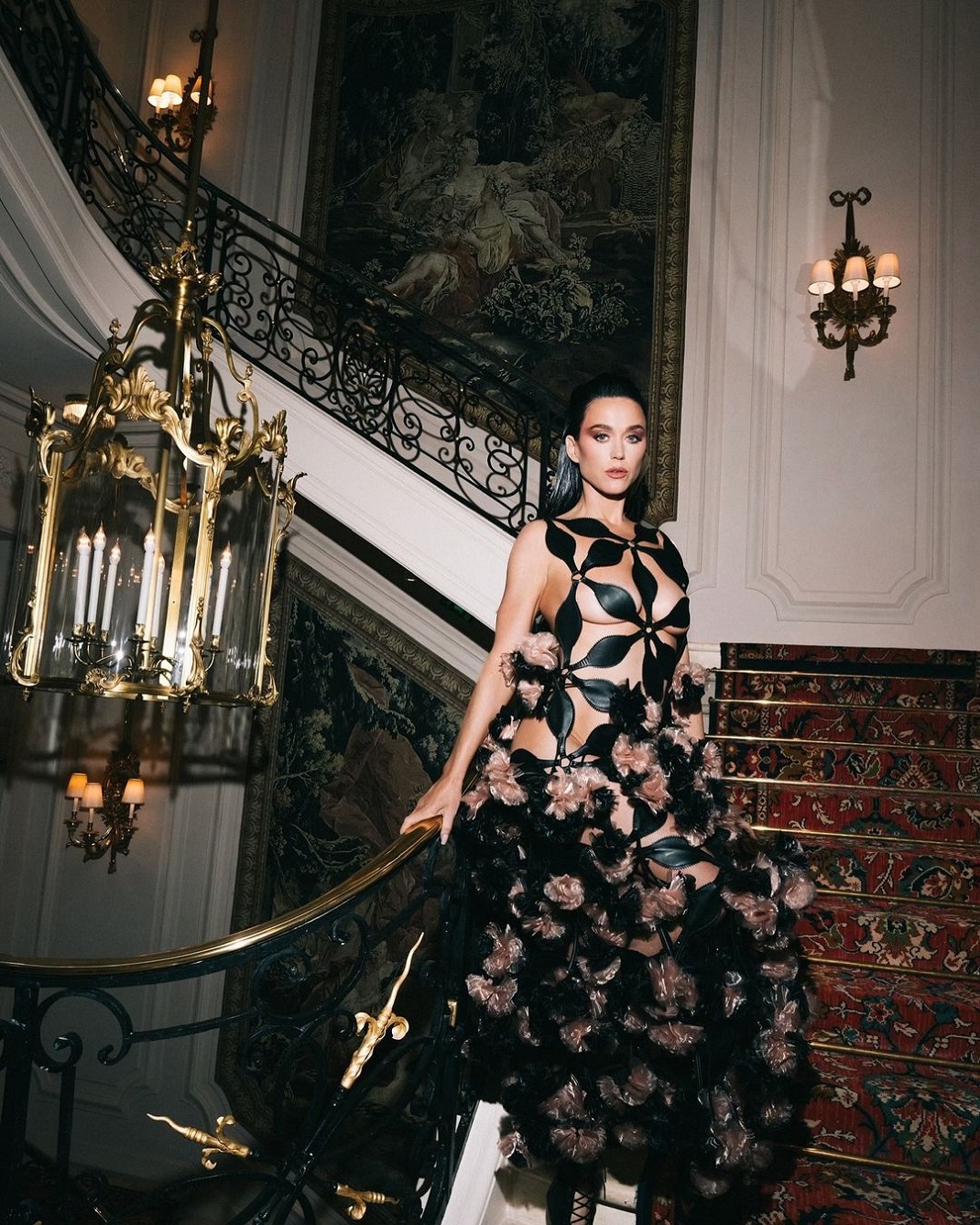 Katy Perry: Αποκαλυπτική εμφάνιση με μαύρο φόρεμα γεμάτο cut outs - Wet look & έντονο σεξαπίλ ...