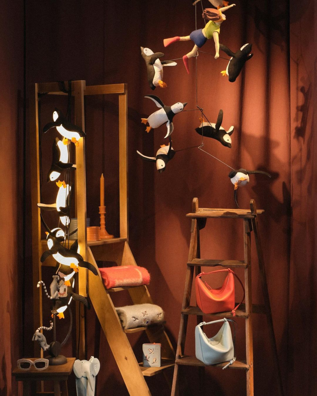 Η festive συλλογή της Loewe είναι γεμάτη πιγκουίνους και μαγικά ...